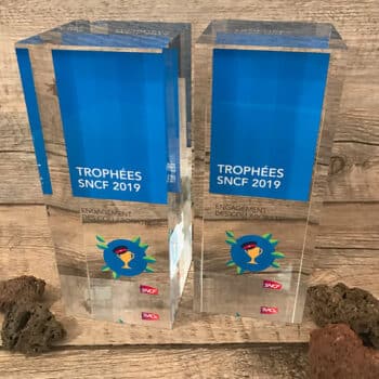 Trophées Plexiglass personnalisés et objets PMMA sur mesure
